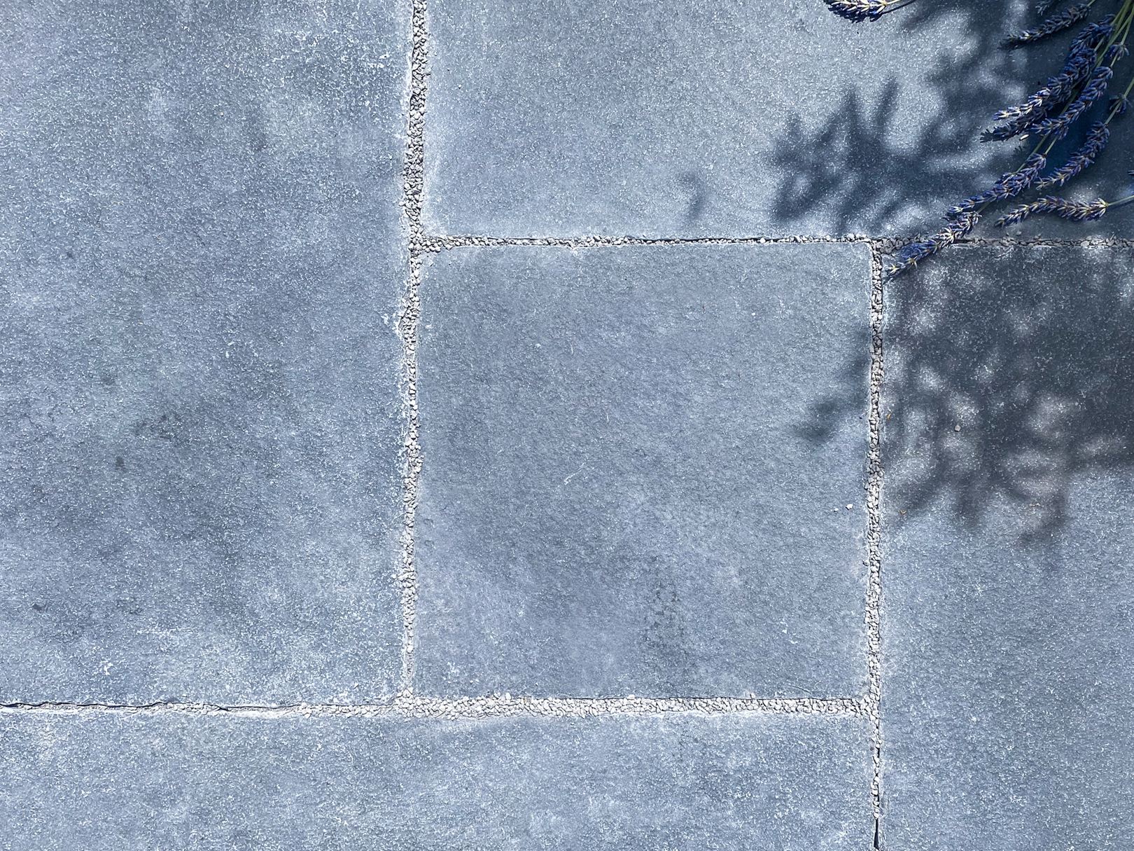 Kalksteinterrassenplatten - Lime Black | jonastone